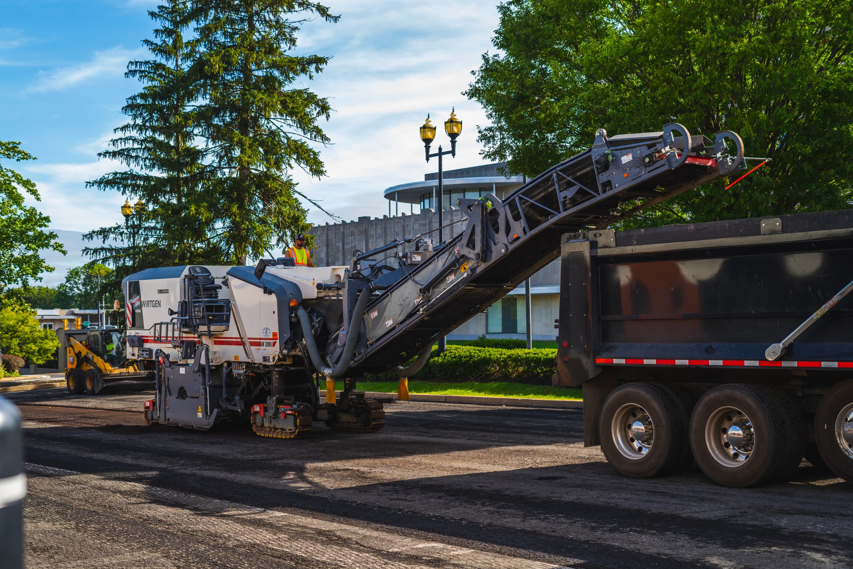 How does an asphalt milling machine work? | Delaware Valley Paving